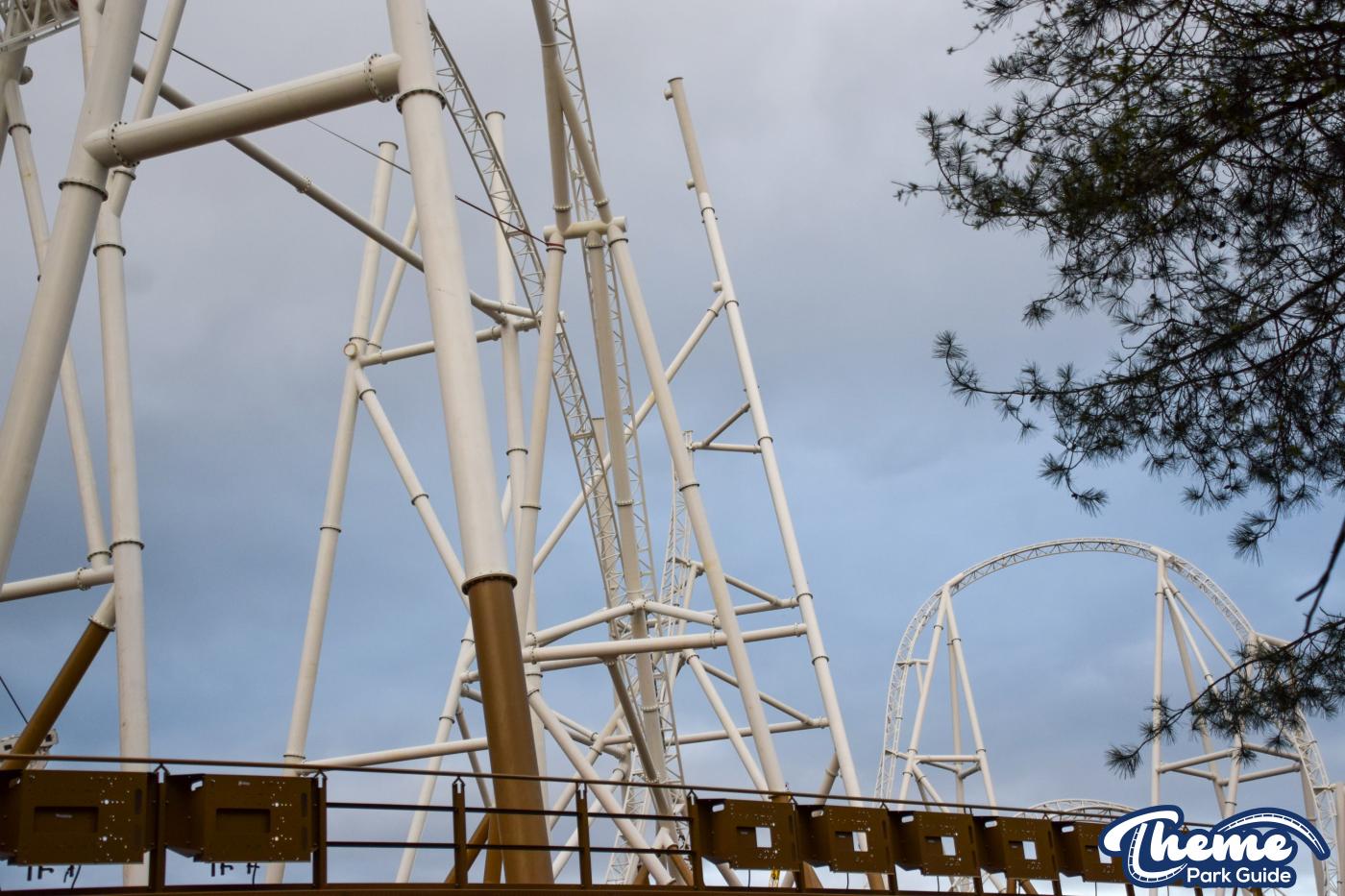 Hyperia Huge Crane Arrives And First Drop Install Continues | Theme ...